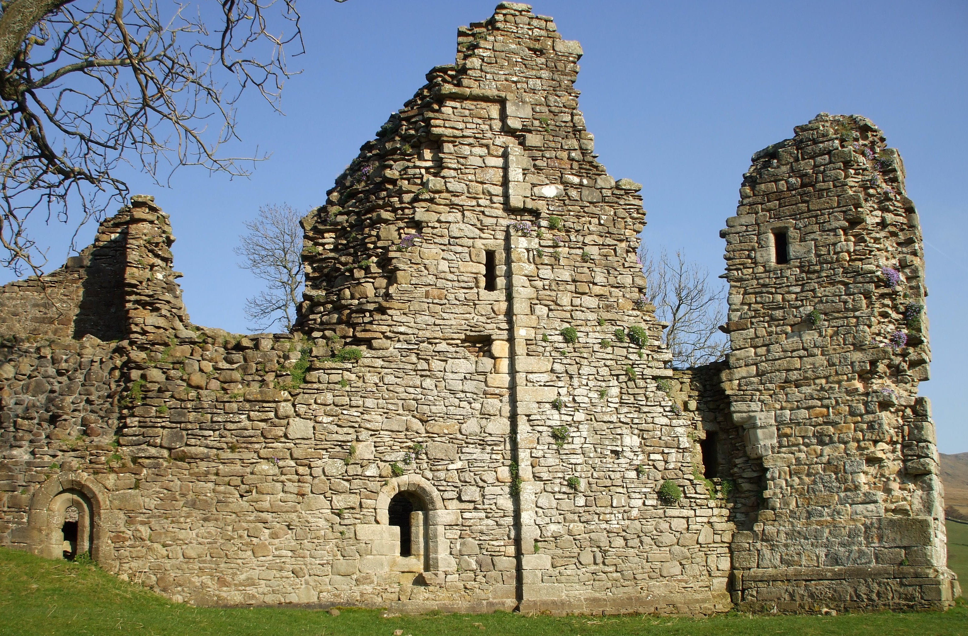 Legends and Ruins: Lesser-Known Castles of Britain | London Cult.